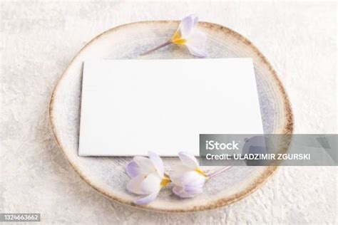 흰색 종이 초대 카드 세라믹 접시에 크로커스 꽃과 회색 콘크리트 배경모형 빈 평평한 평지 상단 보기 정물 복사 공간 결혼식 초대장 0명에 대한 스톡 사진 및 기타 이미지