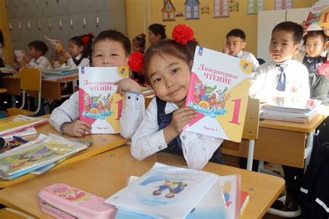 ФОТО ОХУ ын ЭСЯ наас Монгол Оросын хамтарсан ЕБС ийн 162 дугаар сургуульд сурах бичиг гардуулан