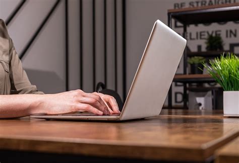 노트북 키보드에 입력하는 손 현대 사무실에서 컴퓨터에서 일하는 사람 근접 촬영 개념에 대한 스톡 사진 및 기타 이미지 개념 검색 금융 Istock