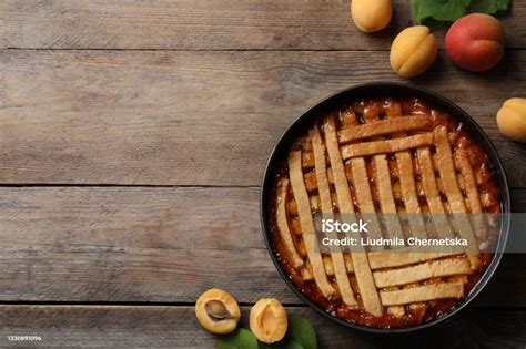 베이킹 접시에 맛있는 살구 파이와 나무 테이블에 신선한 과일 플랫 평지 텍스트 공간 0명에 대한 스톡 사진 및 기타 이미지 0명 건강한 생활방식 건강한 식생활