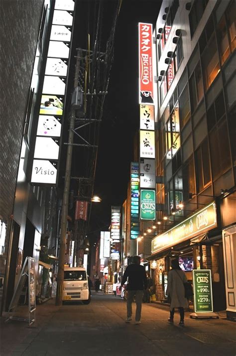 ネオンがともる熊本市中心部の飲食店街時短営業期間前の27日は既に人影がまばらだった 夜の街もう経営もたない 熊本市中心部できょう時短
