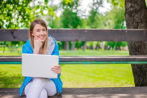 여자는 정원에서 랩톱 컴퓨터를 사용 하 여입니다 여가 시간 활동 개념 20 24세에 대한 스톡 사진 및 기타 이미지 20