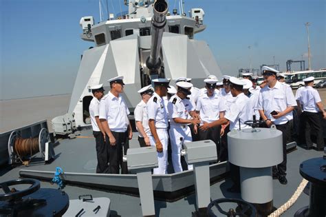 ရုရှားရေတပ် စစ်ရေယာဉ်များမှ အရာရှိ၊ စစ်သည်များနှင့် တပ်မတော် ရေ မှ အရာရှိ၊ စစ်သည်များ ချစ်ကြည်ရင