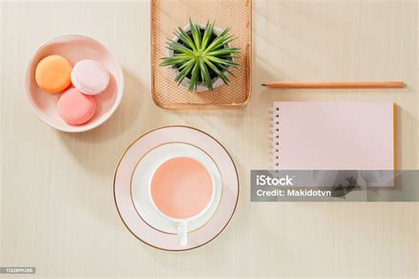 스타일 스톡 사진 빈 노트북 마카롱 소모품 및 커피 컵 베이 지 사무실 책상 테이블 0명에 대한 스톡 사진 및 기타 이미지 0명 금색 누워있기 Istock