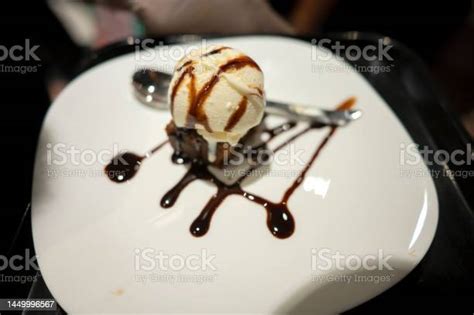 초콜릿 아이스크림은 사교 파티 음식 접시에 담겨 스톡 사진 0명에 대한 스톡 사진 및 기타 이미지 0명 갈색 검은색 Istock