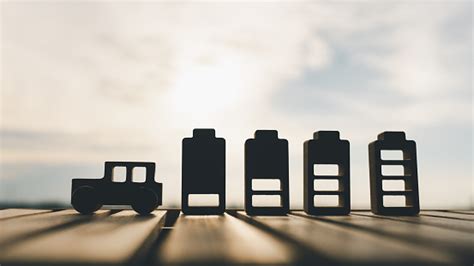 목조 자동차 및 리튬 배터리 모델 연결된 충전 케이블로 기술 배터리 고출력 전기 에너지 깨끗한 전기로 전기 자동차 및 모바일 장치에 배터리 개념에 대한 스톡 사진 및 기타