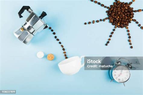 푸른 배경에 커피 콩으로 만든 태양 커피와 함께 아침 시작 하는 컨셉 평면도 음식 배경 갈색에 대한 스톡 사진 및 기타 이미지 Istock