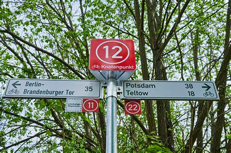 베를린 월 트레일에서 자전거 타는 사람들을위한 정보 표지판 베를린에 대한 스톡 사진 및 기타 이미지 베를린 자전거 타기 경관 Istock