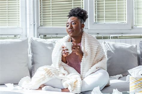 집에서 아픈 날 아프리카 계 미국인 여성은 콧물과 감기에 걸렸습니다 기침 감기나 독감에 걸린 아름다운 젊은 여성의 근접 촬영 목구멍에 통증을 느끼는 건강에 해로운