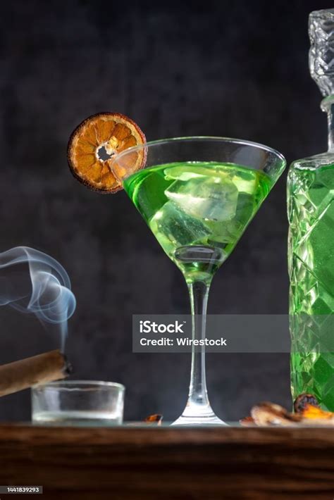 라이트 바에서 레몬 슬라이스와 시가 흡연을 곁들인 녹색 칵테일의 근접 촬영 0명에 대한 스톡 사진 및 기타 이미지 0명 갈색 녹색 Istock