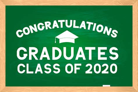 나무 프레임녹색 칠판에 2020 년 졸업생 클래스를 축하합니다 타이포그래피 포스터 인사말 카드 배너 스티커 라벨 티셔츠 등을 위한 벡터 템플릿을 쉽게 편집할 수 있습니다