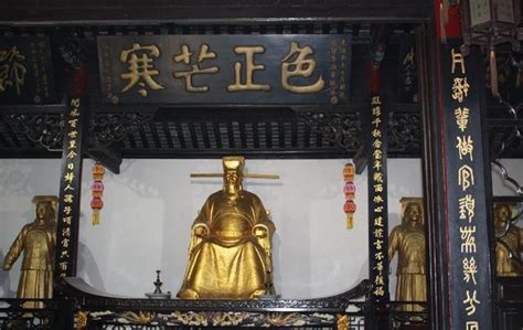 包拯第30代直系后裔有包公11全身像脸不黑眉梢处有印记 每日头条