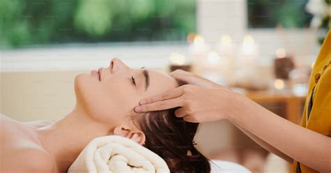 스파 살롱에서 마사지를 받는 동안 휴식을 취하는 젊은 아름다운 여성의 클로즈업 사진 Unsplash의 초 이미지