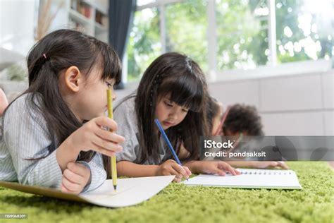 컬러 연필로 종이를 그리는 작은 유치원 아이들의 그룹 어린이 친구 교육 개념의 초상화입니다 신문에 대한 스톡 사진 및 기타 이미지 Istock