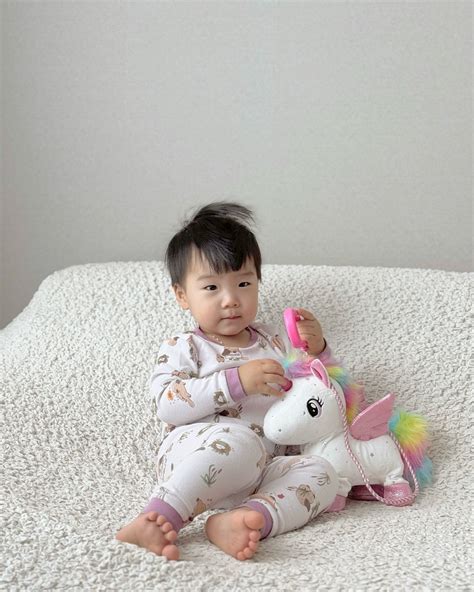 Kimchaewon 협찬 유주니의 목욕 시간을 즐겁게 해주고 있는 플레인코스트 구름파우더 플레인코스트 구름파우더 는 아이들을 위해 만든 입욕제에요☁️ 100 천연색소