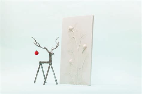 벽 예술을위한 식물 베이스 릴리프 야생화와 금속 사슴3d 꽃 석고 장식 크리스마스 장식 객실의 세련되고 현대적인 인테리어 0명에 대한 스톡 사진 및 기타 이미지 Istock