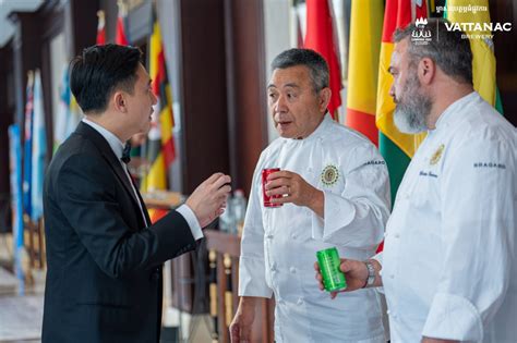 អ្នកឧកញ៉ា សំអាង វឌ្ឍនៈ អគ្គនាយកក្រុមហ៊ុន វឌ្ឍនៈ ប្រ៊ូវើរី ទៅទទួលពានរង្វាន់មេដាយមាសចំនួន៥