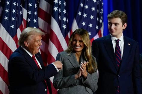 “勝利宣言”するトランプ氏（左）とメラニア夫人、息子のバロン君（ap） ― スポニチ Sponichi Annex 芸能
