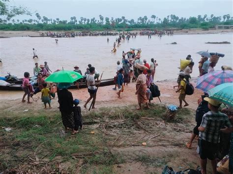 စစ်ကြောင်းထိုး၍ ထွက်ပြေးနေရသည့် ဆားလင်းကြီးဒေသခံများ ချောင်းရေတက်လာသည့်အတွက် အခက်အခဲကြုံနေရ