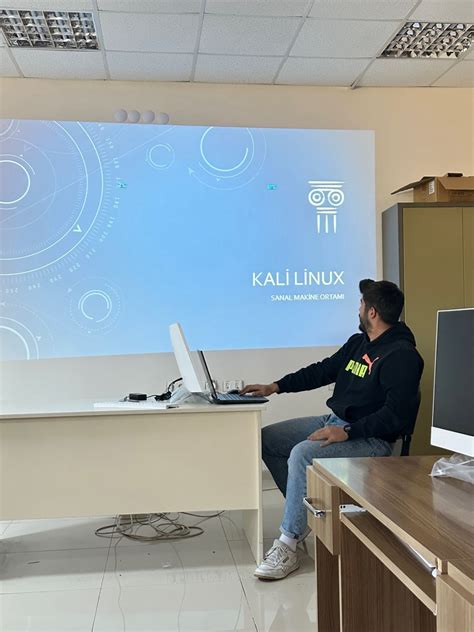 Bugün Sınıfımda Siber Güvenlik Ve Pen Test Alanında öncü Bir Işletim Sistemi Olan Kali Linuxu