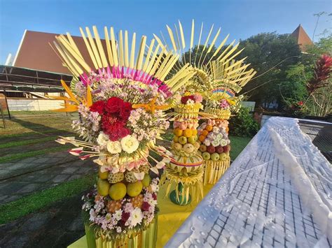 Mahasiswa Hindu Malang Raya Adu Kreativitas Membuat Gebogan Di Pura Itn Malang Institut
