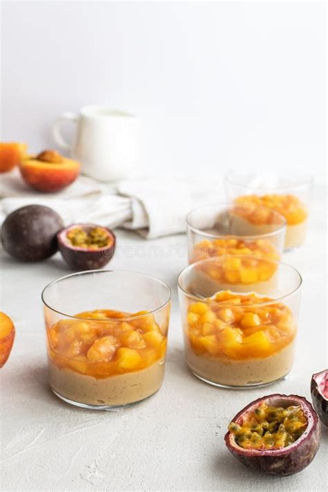 Cotta Van Karamelpanna Vlapudding Met Perzik En Passievrucht Witte Lijst Exemplaarruimte
