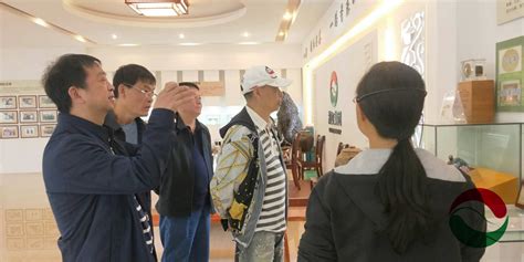 刘勤晋教授一行留言祝福凤庆滇红新凤再飞并在滇红集团大厅合影留念