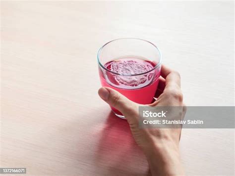 손에 과일 음료와 유리 피부 재생을 위한 물 한 잔의 천연 베리 콜라겐 단백질 파우더 식품 첨가물 일회용 콜라겐 분말 공간을 복사합니다 식수에 대한 스톡 사진 및 기타