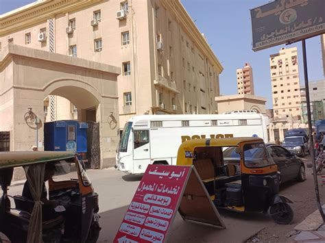 وصول رئيس جامعة دمنهور لبدء محاكمته بتهمتي الرشوة والفساد صور