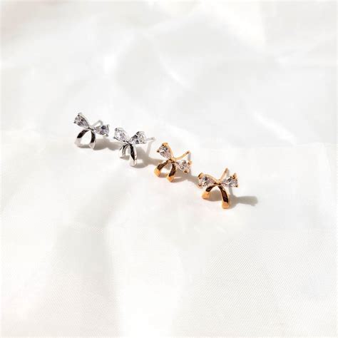 실버 입체 리본 큐빅 크리스탈 숏 은침 귀걸이 심플 오피스룩 피어싱 이어링 데일리 심플 여친선물