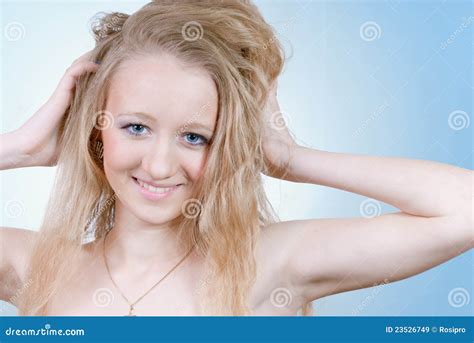 Verticale De Belle Jeune Fille Naturellement Blonde Image Stock Image Du Beau Attrayant