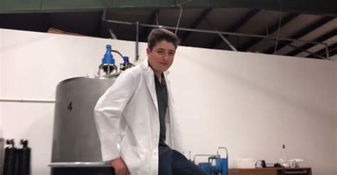 Joven Inventor Crea Champú Biodegradable Libre De Residuos El País De