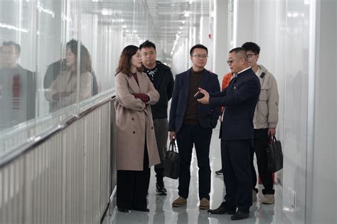 华融湘江银行股份有限公司岳阳分行拓展部总经理刘文华、龙鑫一行考察湖南鑫圆链科技智能显示工厂 公司动态 湖南南方海绵城市发展有限公司