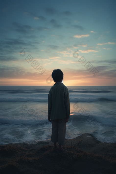 海滩边凝视远方的男孩青春注视图片 包图网