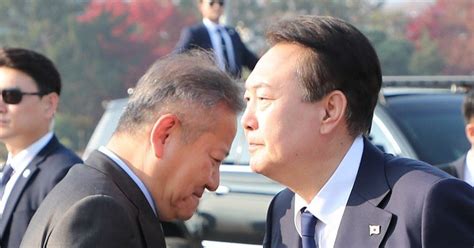 출국 때 이상민 어깨 툭툭 친 尹 귀국 땐 “고생 많았다” 악수