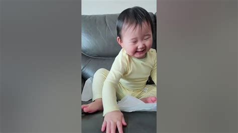 휴지 한장으로 딸 웃겨주는 방법 💕 Youtube
