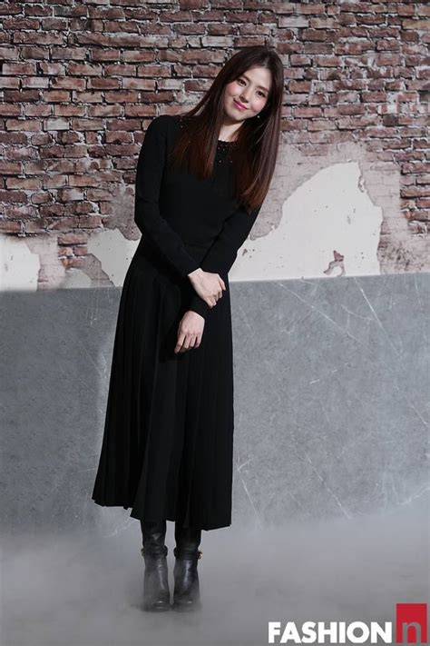 패션엔 [패션엔 포토] 한소희 치명적인 유혹 하늘하늘 시대를 초월한 블랙 드레스룩