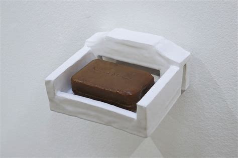 그린레시피랩 그린레시피랩 멤버를 소개합니다 🌳한이경작가 니스와 서울을 오가며 작업을 하는 한이경은 주변의 일상적 물건이 가진 가능성에 관심을 가지고 입체 설치