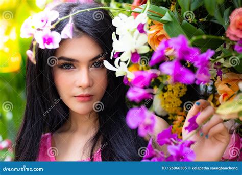 Femme Avec Du Charme De Portrait Belle La Belle Fille Attirante A Image Stock Image Du Sain