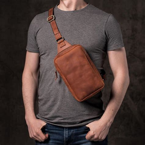 Чоловіча шкіряна сумка слінг гравіювання тризуб та Слава Україні Gravyar