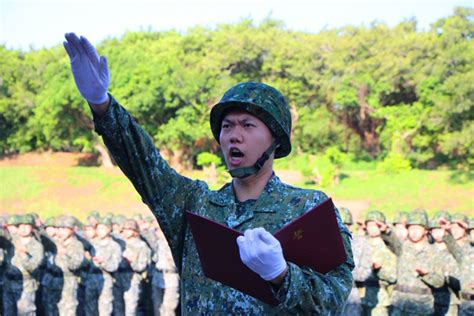 中華民國陸軍 步兵302旅日前實施軍事訓練82梯開訓暨授槍典禮，新兵們儘管甫到部，仍展現出軍人應有之儀態及抖擻的
