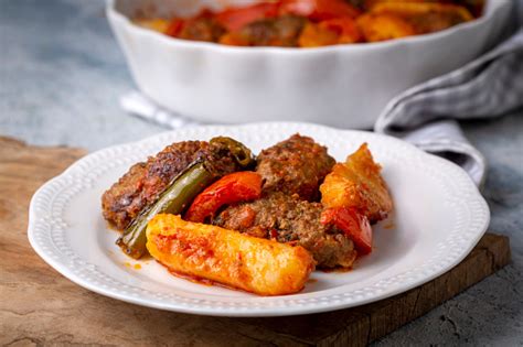 전통적인 수제 터키 음식 코프테 토마토 소스와 감자를 곁들인 코프타 감자 요리에 대한 스톡 사진 및 기타 이미지 Istock