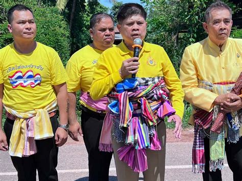 การเมือง กระหึ่มอีสาน แรมโบ้ตอกตะปูปักป้ายหมู่บ้านเทิดไท้ ลั่นขอถวายชีวิตปกป้องสถาบัน