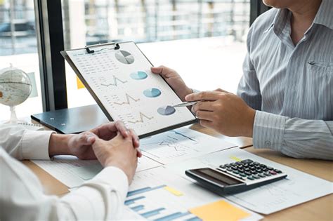 경영진 비즈니스 팀 투자 프로젝트 계획에 대 한 회의 브레인 스토밍 파트너와의 협력 및 협업 상담을 통한 비즈니스 의사 대화 및 전략 수립 계획에 대한 스톡 사진 및 기타