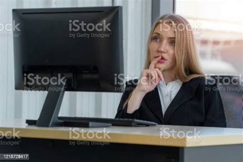사무실 책상에서 컴퓨터에서 일하는 심각한 백인 사업가 그녀는 자신감과 매력적인 보인다 경력평등개념 재능 있는 여성 경영자에 대한 스톡 사진 및 기타 이미지 Istock