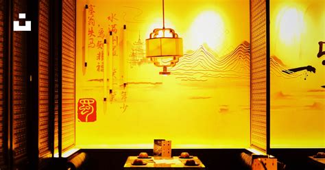 테이블과 의자가있는 식당과 벽에 그림이 그려져 있습니다 사진 Unsplash의 무료 식당 이미지