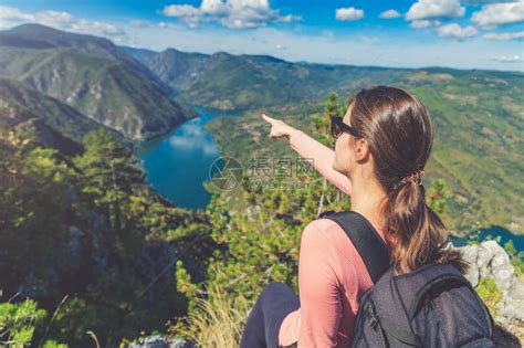 年轻女旅行者在山顶站着时表现高清图片下载 正版图片506248949 摄图网