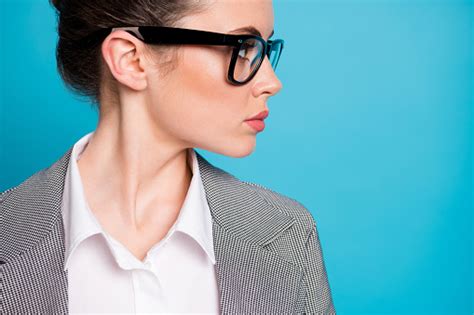 밝은 파란색 배경에 고립 된 복사 공간을 옆으로 바라보는 매력적인 중심의 레이디 디렉터의 클로즈업 프로필 사이드 뷰 초상화 갈색 머리에 대한 스톡 사진 및 기타 이미지