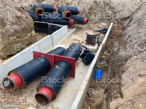 건설 현장에서 지하 폭풍 하수도 파이프의 누워 배경 타워 크레인과 푸른 하늘에 물 메인 및 위생 하수구의 설치 지하수 배수 시스템 파이프 가솔린에 대한 스톡 사진 및 기타