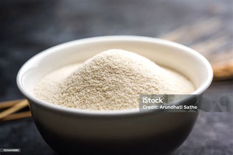 원시 준비 밀가루 밀가루 라고 그릇 이나 숟가락 힌디어에서 Rava 분말 클로즈업 흰색 또는 변덕 배경에 고립입니다 선택적 초점 가득 찬에 대한 스톡 사진 및 기타 이미지